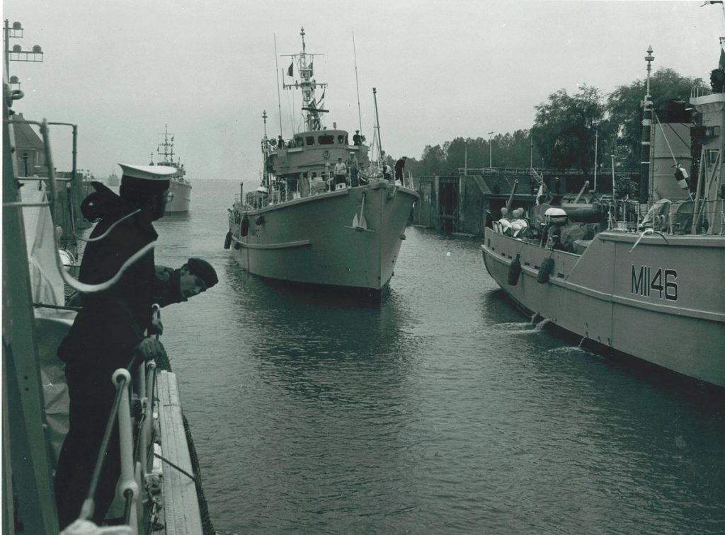 1975 M1146 HMS VENTURER – Flying Fox Association