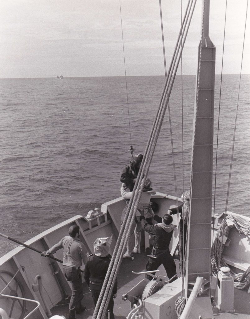 MCM10 arrives on board HMS VENTURER – Flying Fox Association